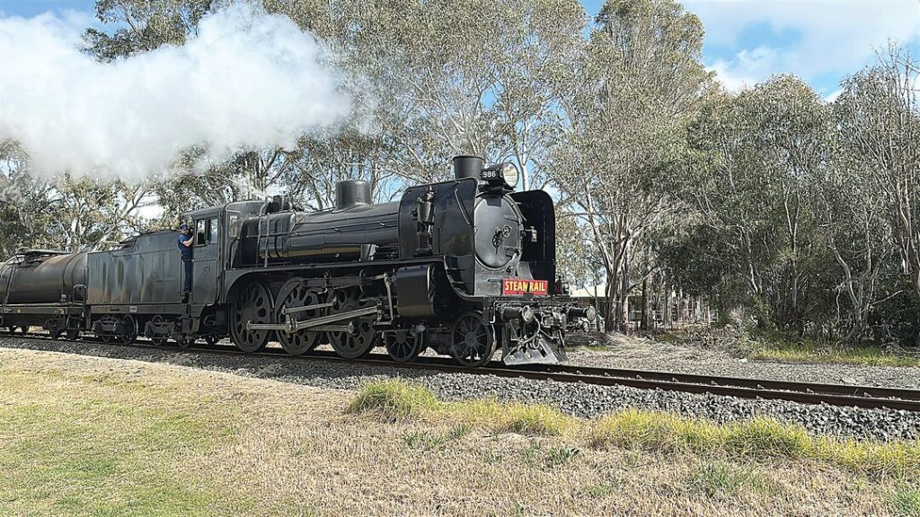 Steam train treks through Sale | Gippsland Times